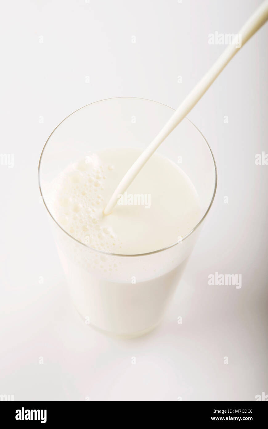 Verser un verre de lait Banque de photographies et d’images à haute ...