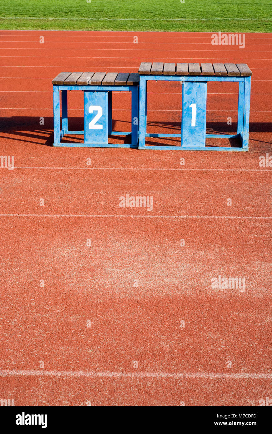 Sur le podium des gagnants d'une piste de course Photo Stock - Alamy