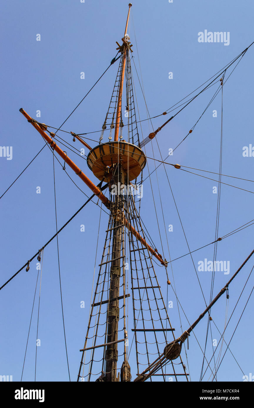 Ship mast crows nest rope Banque de photographies et d’images à haute ...