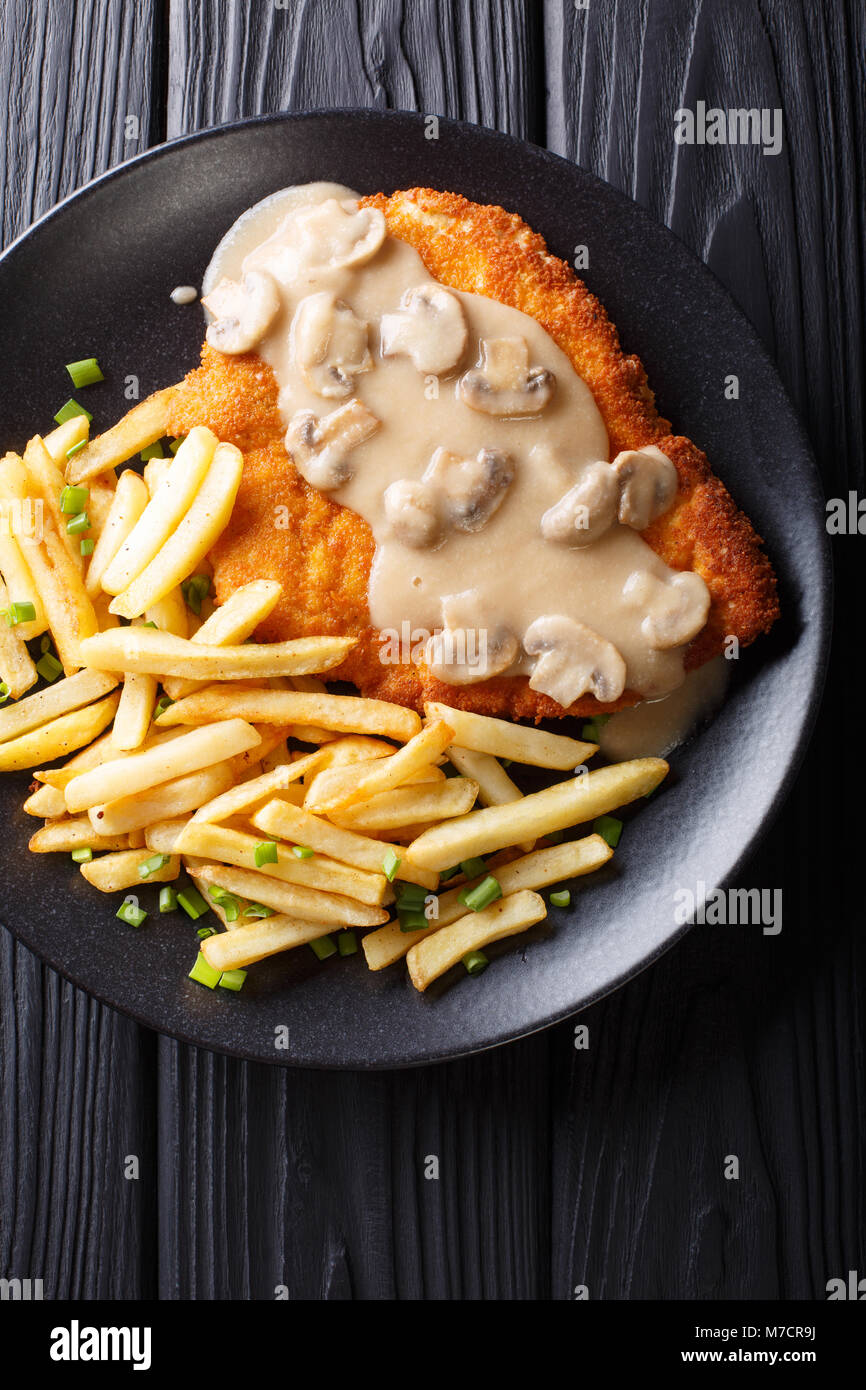 Côtelettes de porc frit croustillant (Jaeger Schnitzel) avec la sauce ...