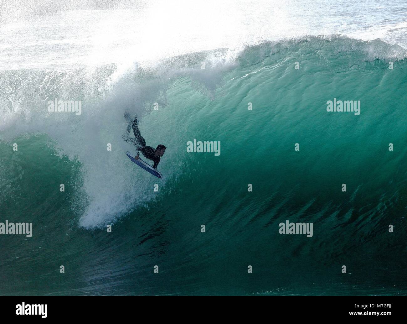 Surfing big waves Banque de photographies et d’images à haute ...