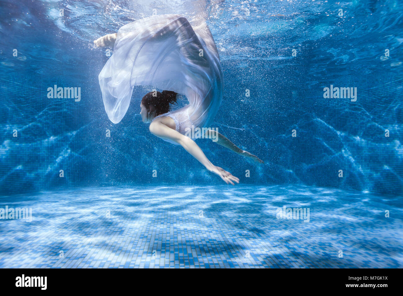 Femme sous la mer robe blanche Banque de photographies et d’images à ...