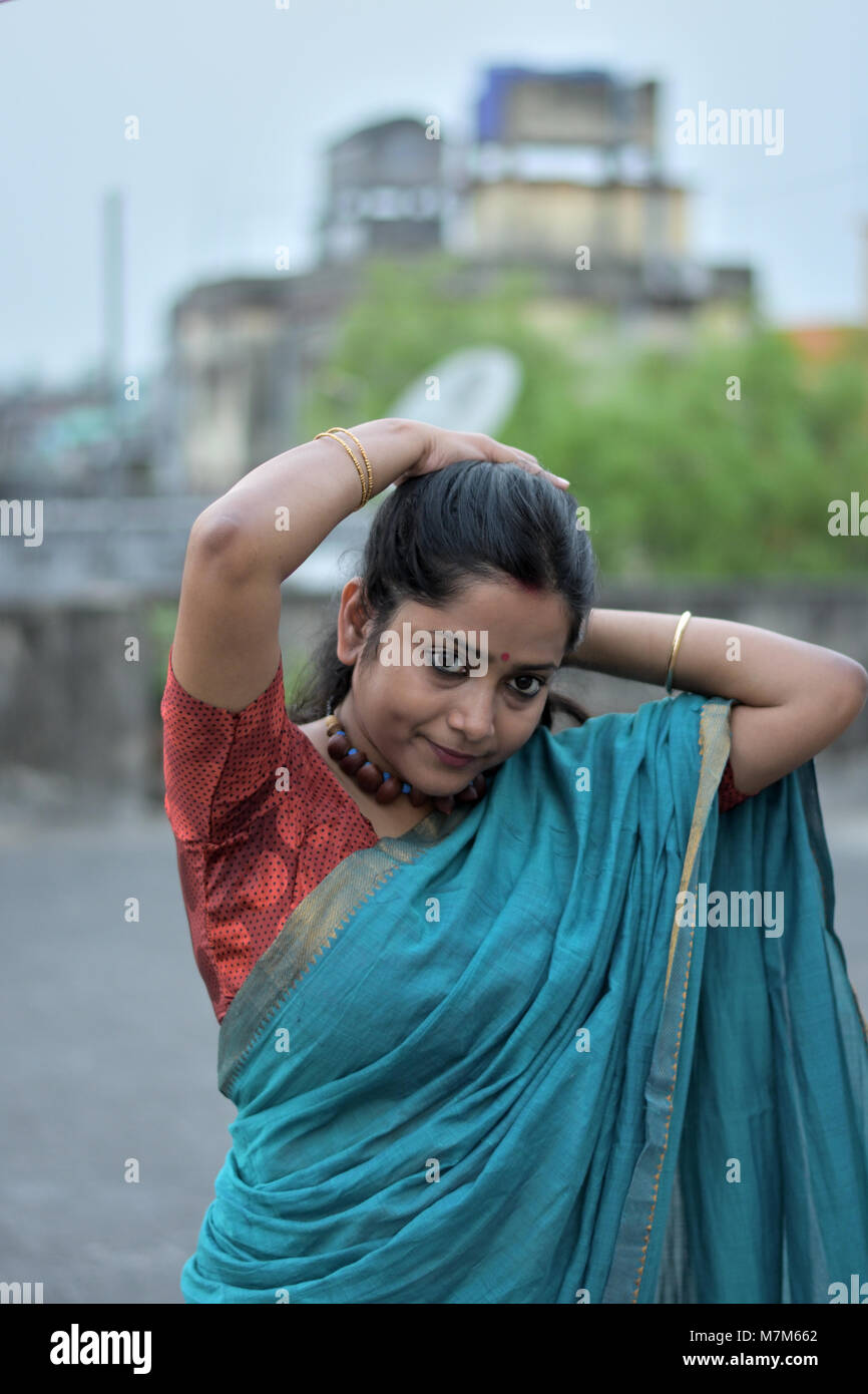 Fille attachant ses cheveux Banque de photographies et d’images à haute ...