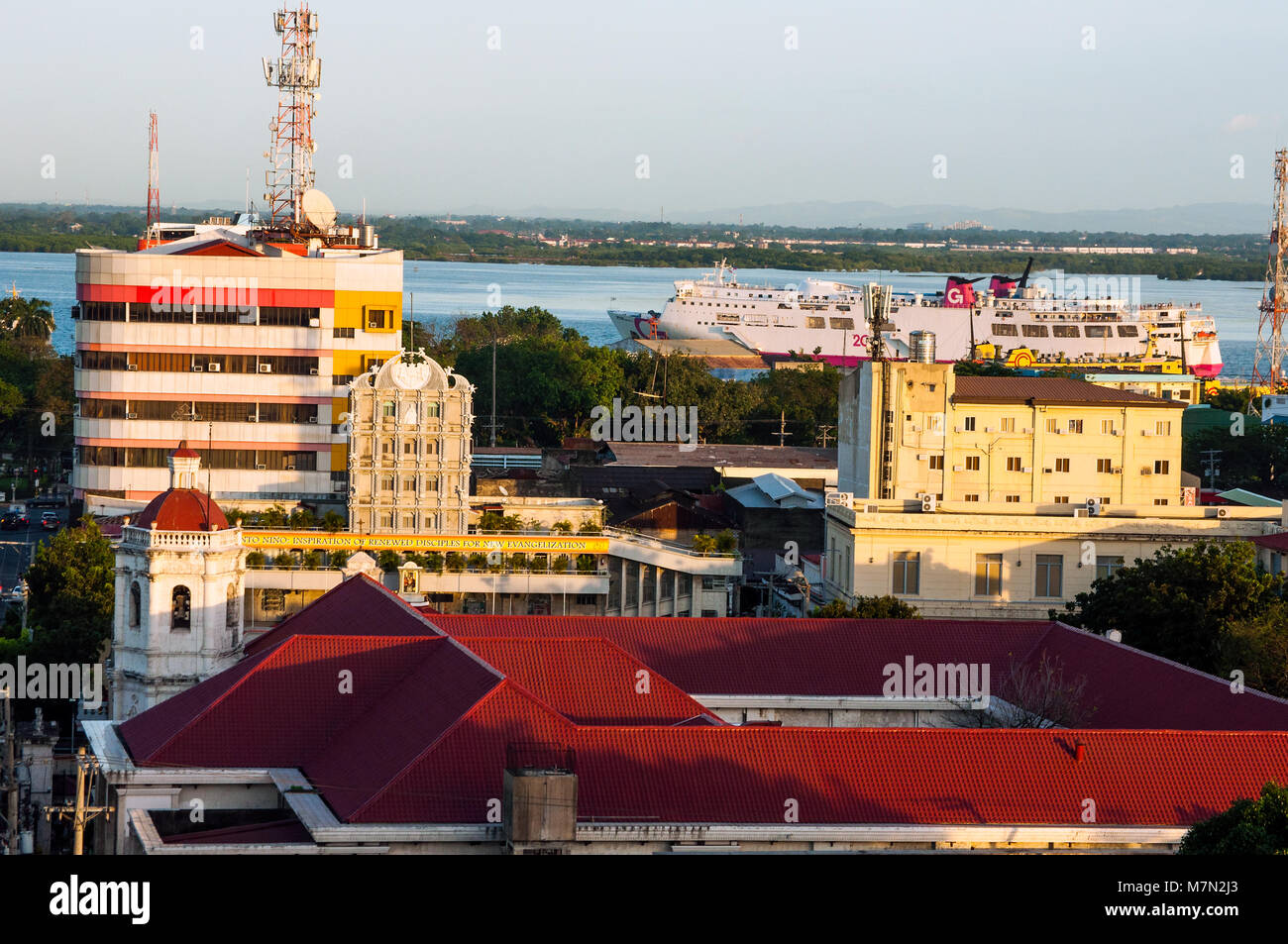 Vue aérienne de la ville de Cebu City et Mactan Island à l'Est ...