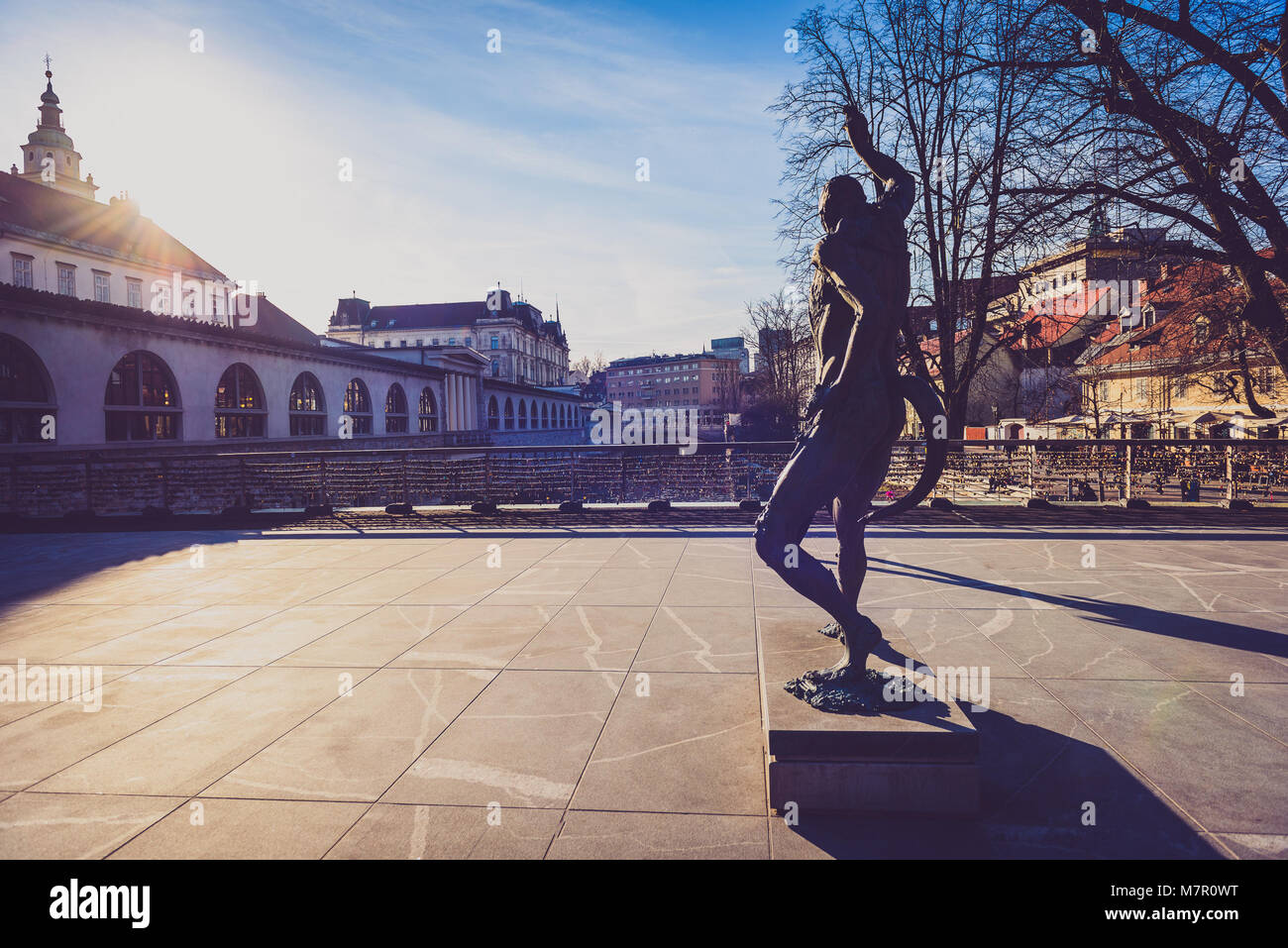 Statue de Prométhée sur les bouchers, pont sur la rivière Ljubljanica ...