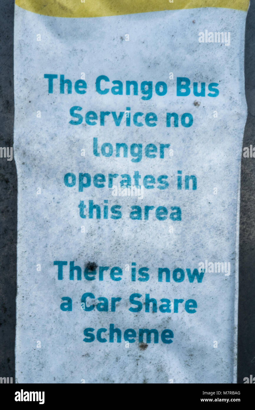 Avis dans un village Hampshire indiquant que le service de bus local a ...