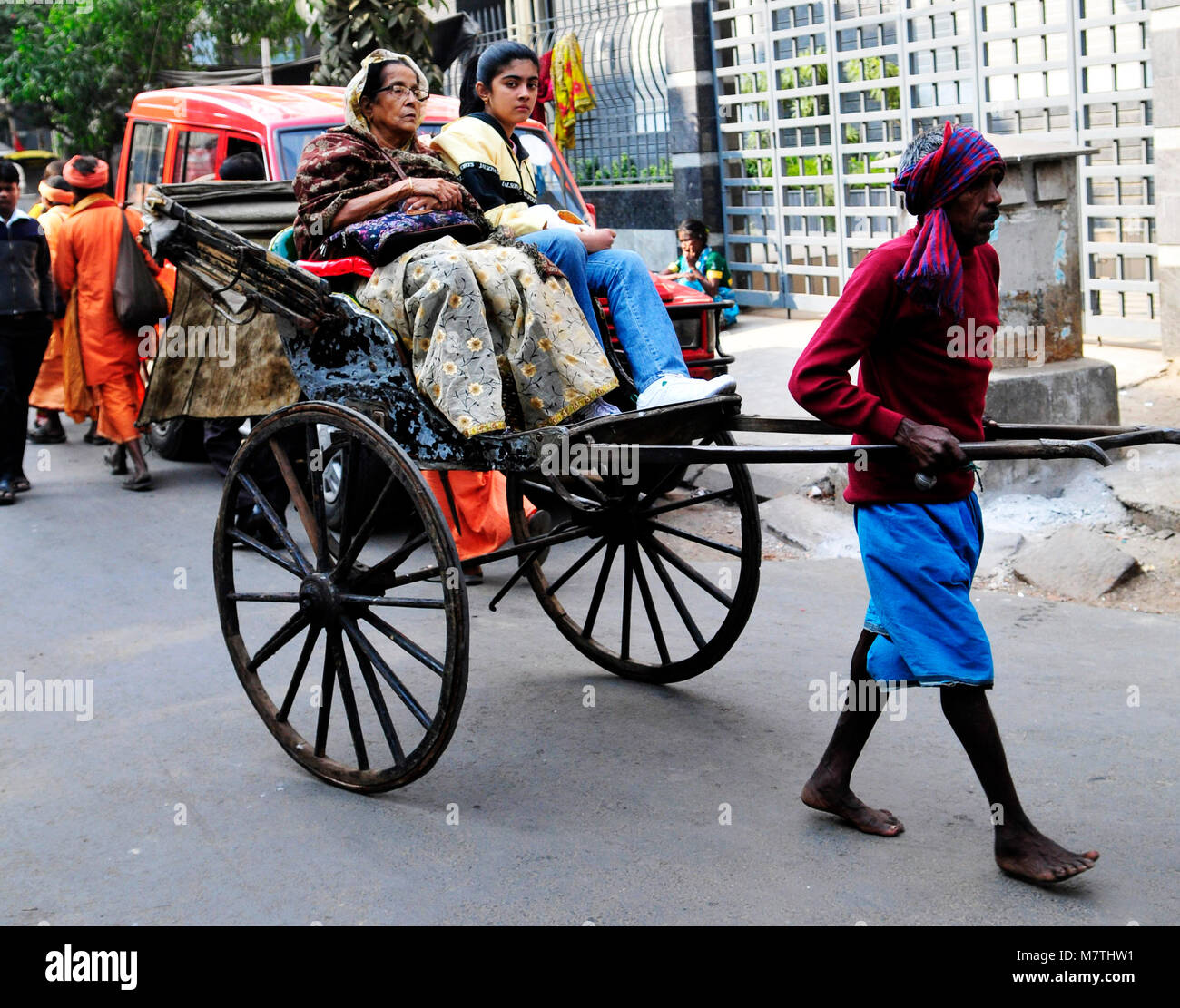 Pousse-pousse tiré à la main dans les rues de Kolkata Photo Stock - Alamy