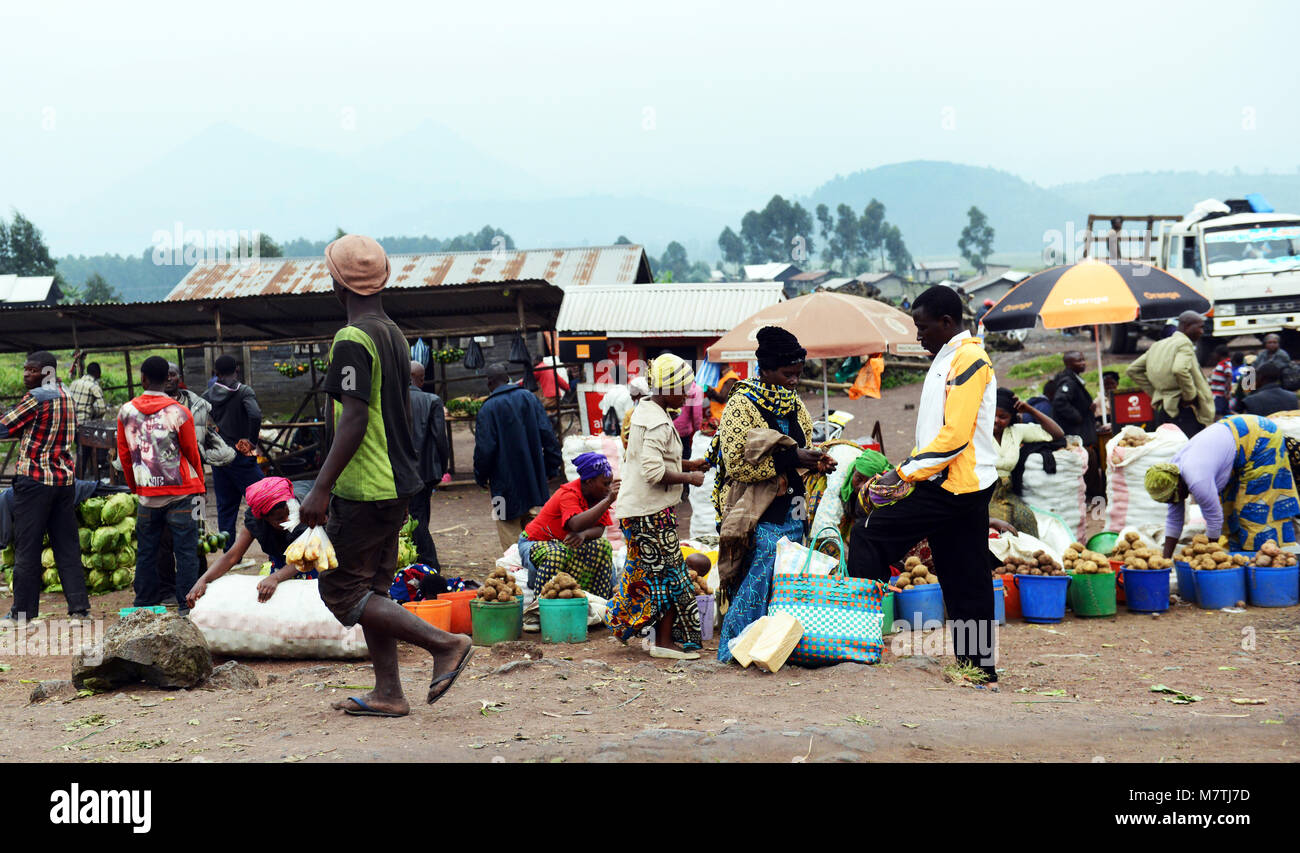Les marchés Congolais vivant le long de la route principale, dans la ...