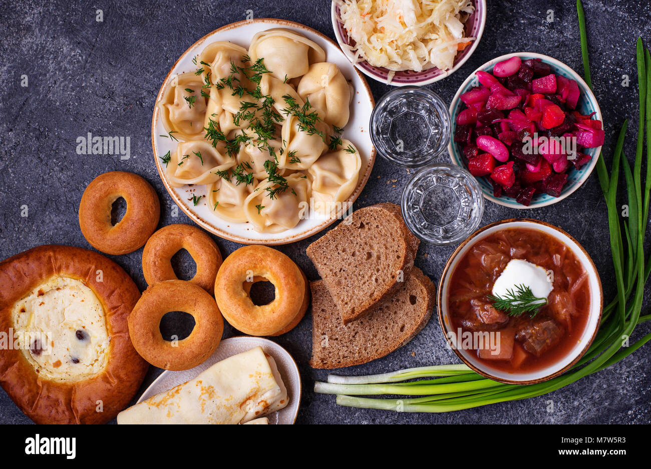 Plats traditionnels russes, des bonbons et de la vodka Photo Stock - Alamy