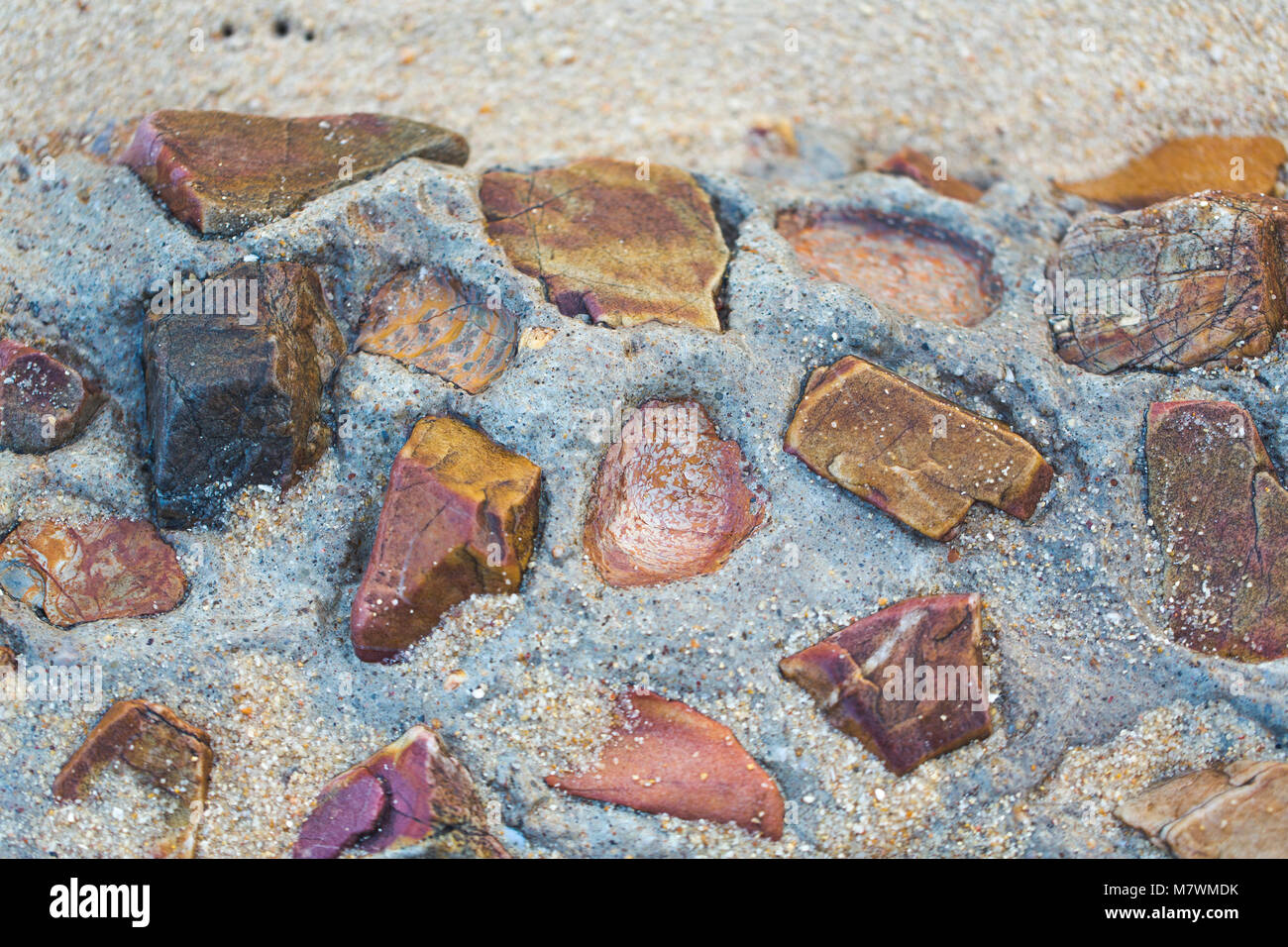 Différents types de pierre, des structures métalliques et les ...