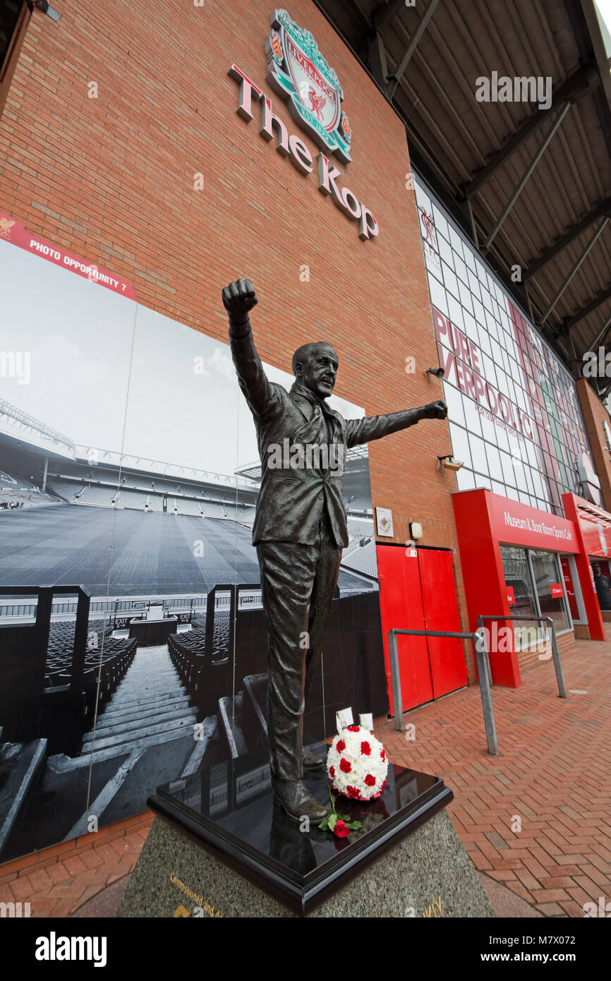 Statue à la mémoire de l'ancien manager Bill Shankly en dehors de la ...