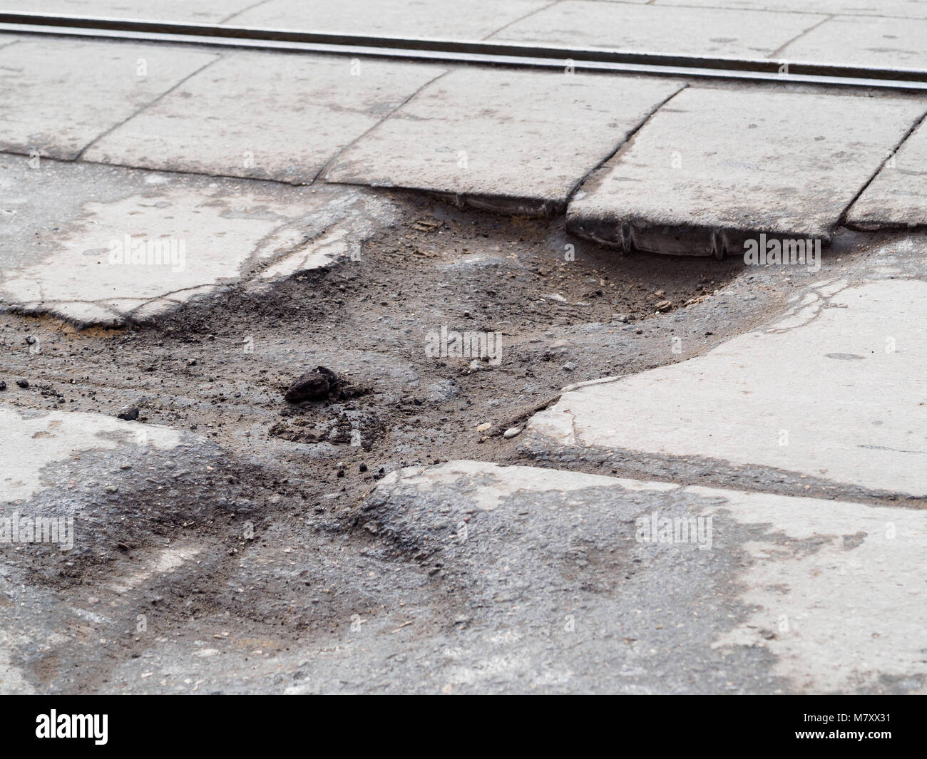 Fosse énorme sur la route avec le trou dans l'asphalte en ville russe ...
