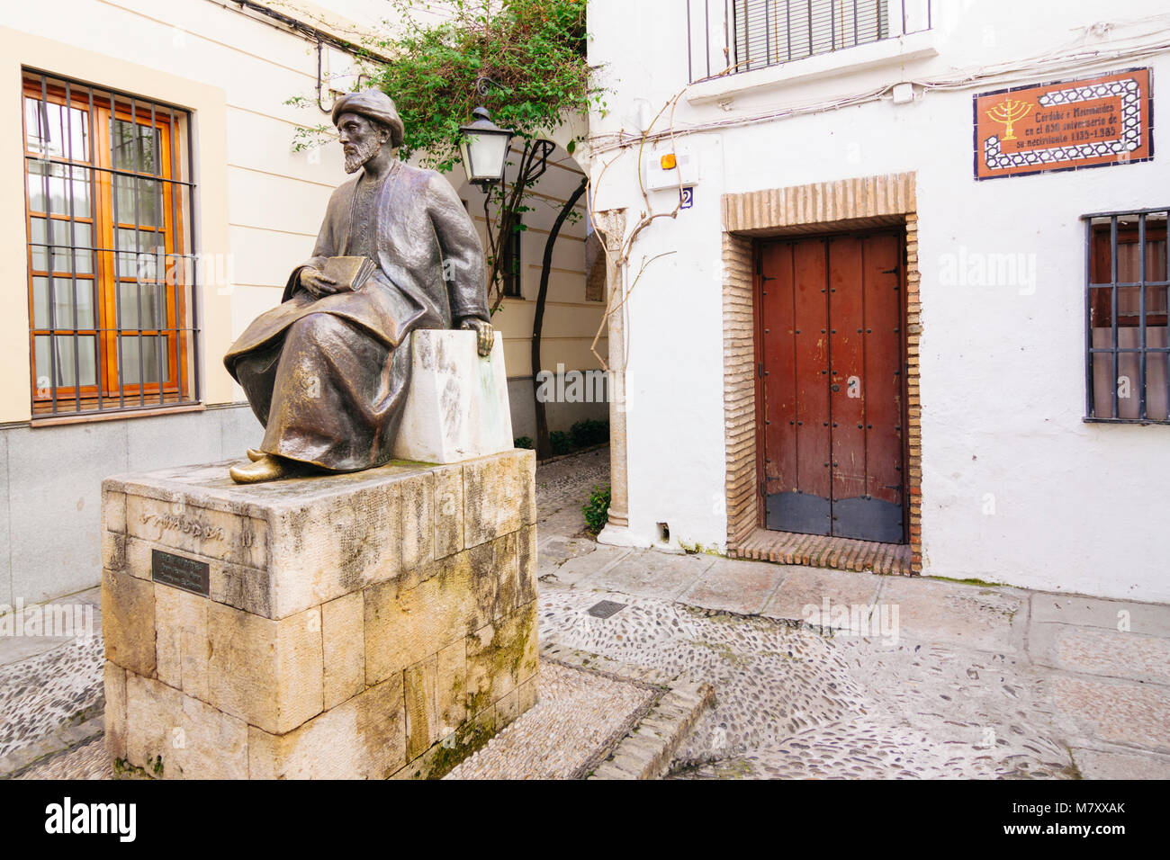 Statue de moïse maimonides ou rambam dans le quartier juif Banque de ...