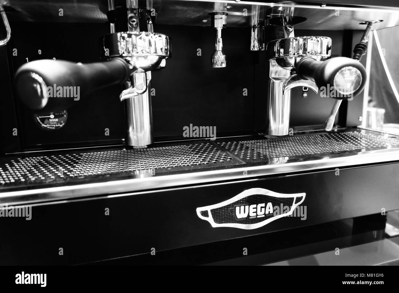 Wega espresso coffee maker Banque de photographies et d’images à haute ...