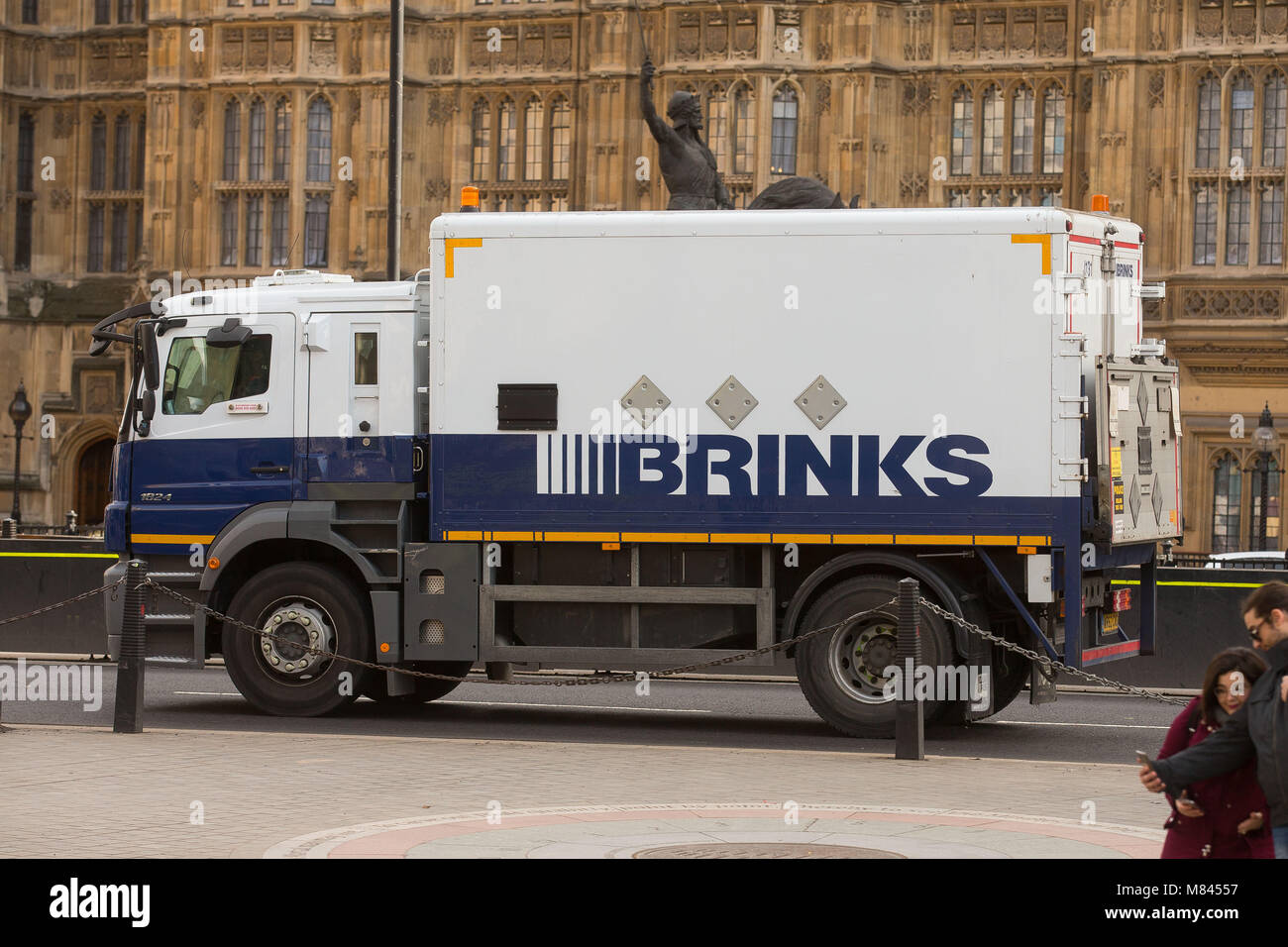 Brinks truck Banque de photographies et d’images à haute résolution - Alamy