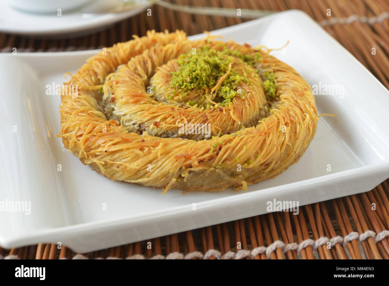 Pâtisserie turque kadayif au miel et pistaches Photo Stock - Alamy