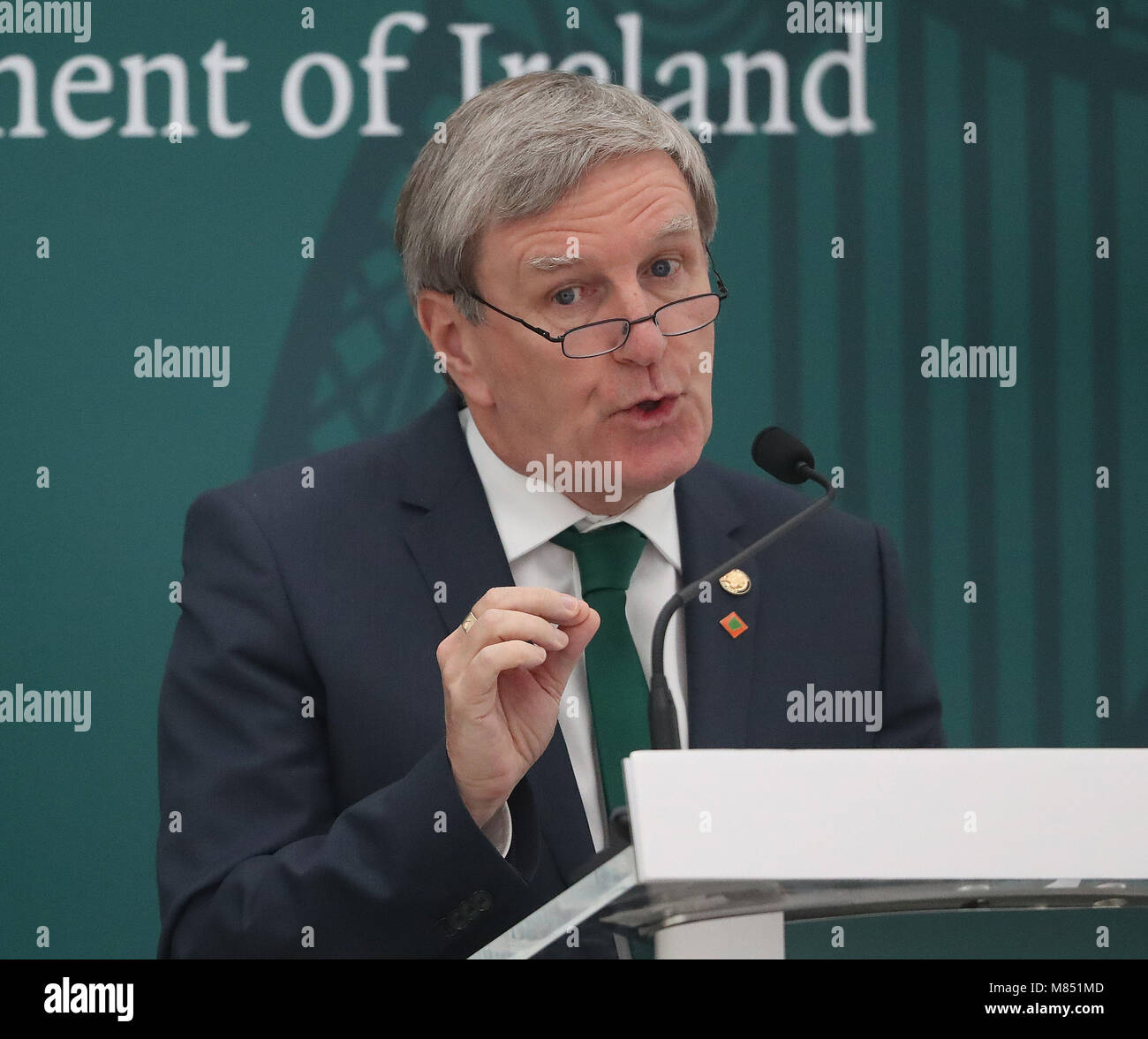 L'Ambassadeur irlandais Dan Mulhall parlant à l'échelle mondiale le ...