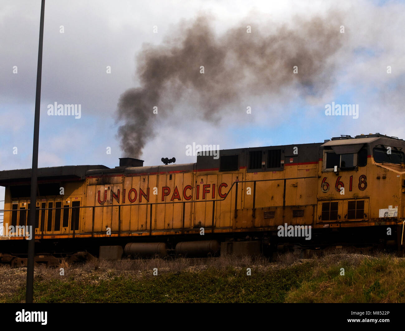 Moteur diesel train dégage une prune de fumée, de pollution de l'air et ...