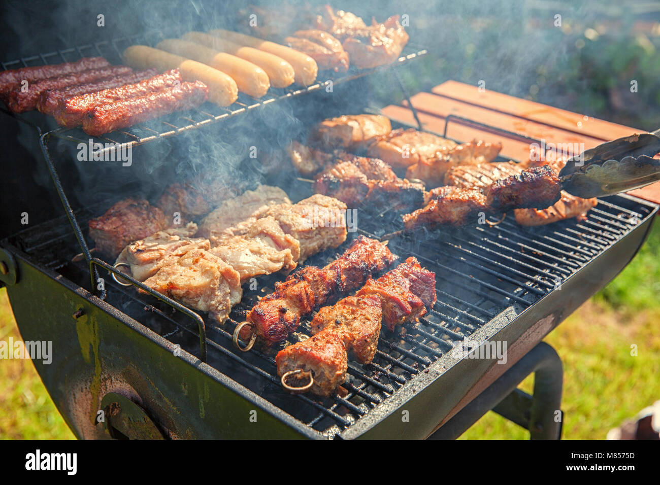 Assorted une délicieuse viande grillée sur les braises d'un barbecue ...