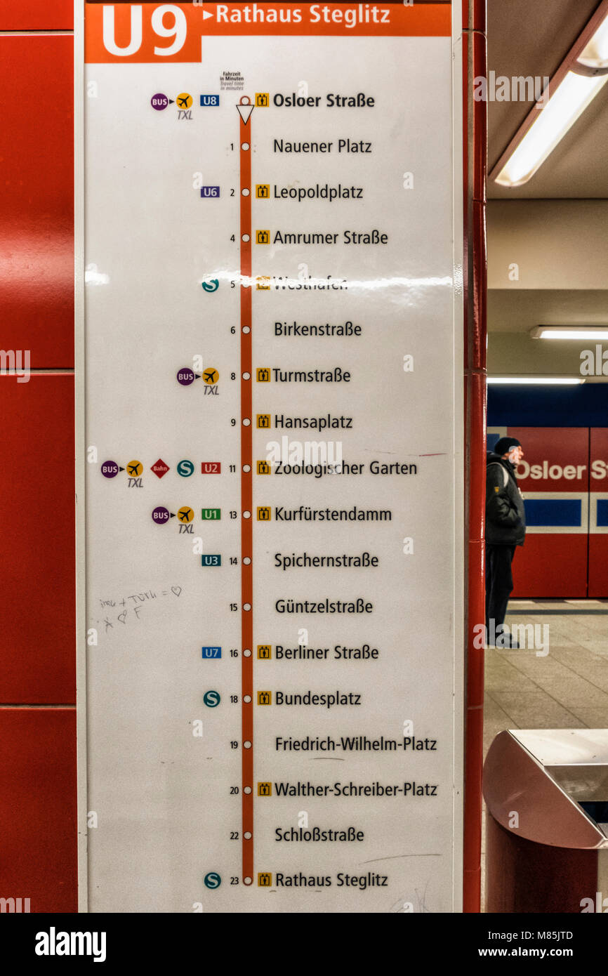 U-Bahn Berlin métro ligne U9 - Schéma de l'itinéraire rouge sur le mur ...