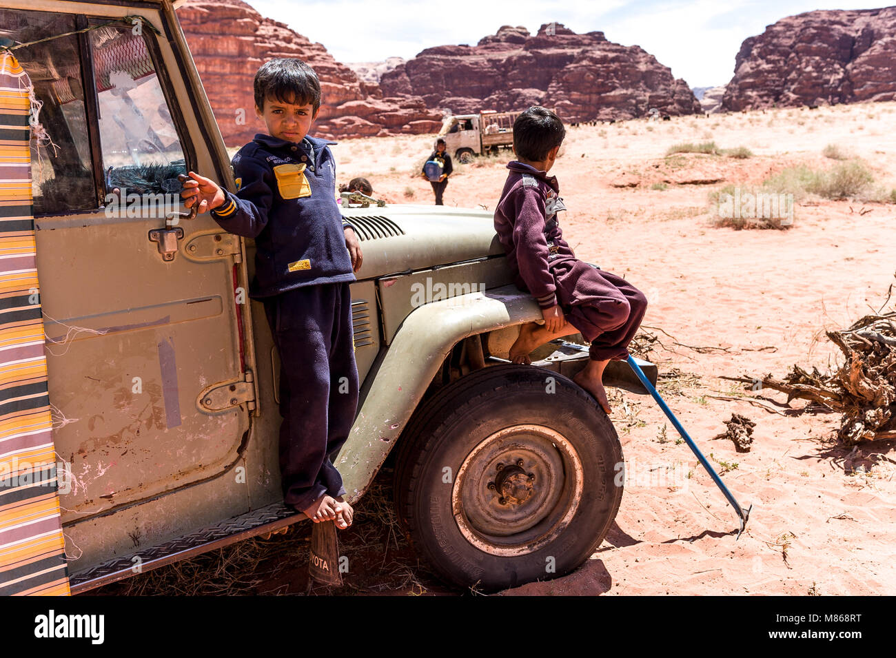 Assis sur un capot de voiture Banque de photographies et d’images à ...