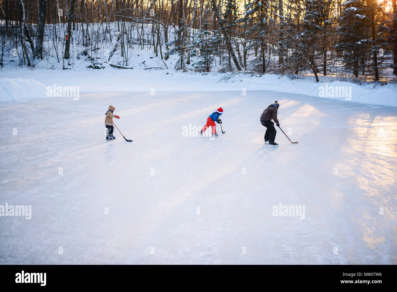 Boy playing ice hockey Banque de photographies et d’images à haute ...