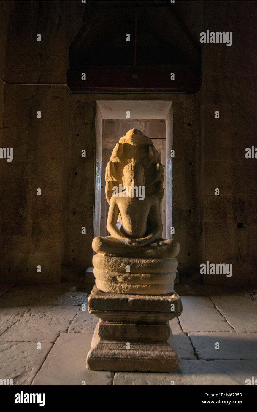 La sculpture du roi Jayavarman viii au temple Khmer ruines du parc ...