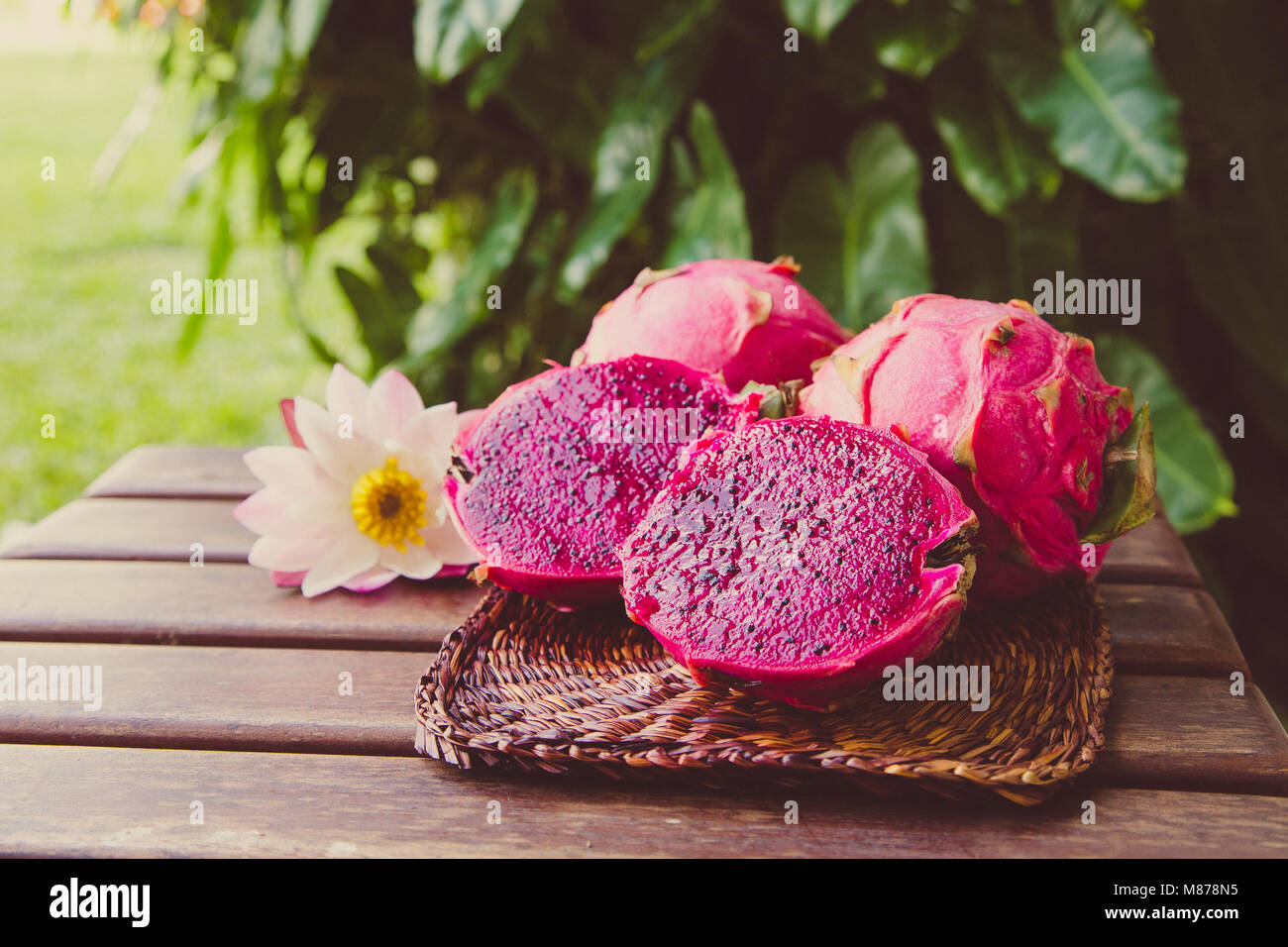 Juicy lumineux rouge tropical fruit du dragon. Fruit du dragon ou ...