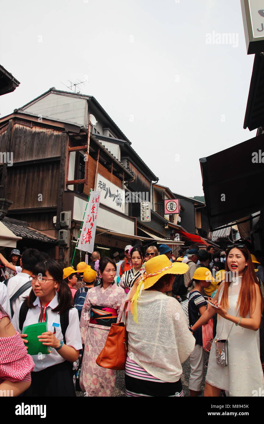 Kyoto traditionnel bien connu de la rue, quartier de Gion Higashiyama ...