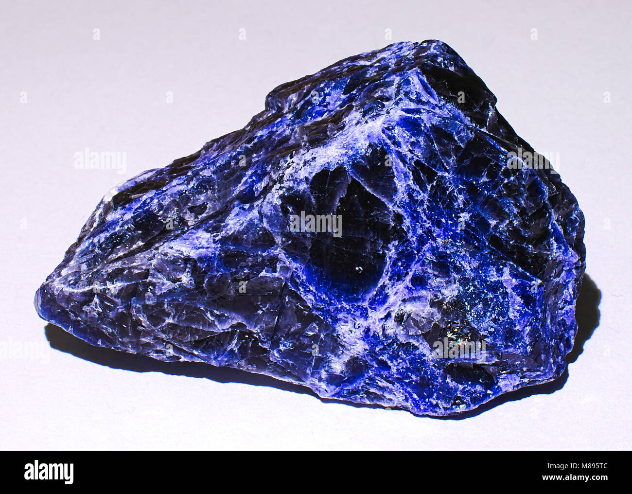 Noir et bleu veiné spécimen minéral pierre sodalite Photo Stock - Alamy