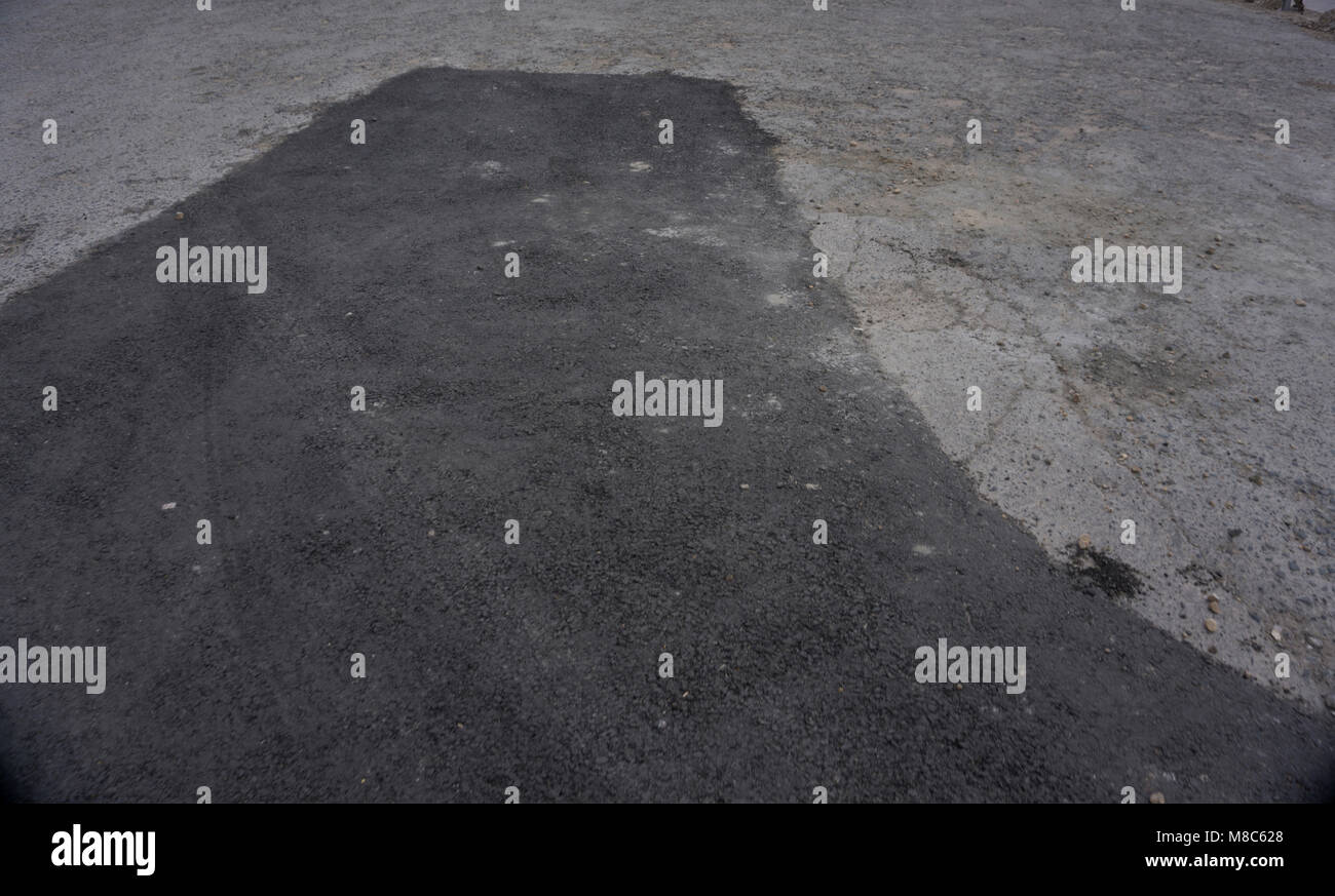 Patch sur le béton d'asphalte tarmac rez de chaussée en réparation de ...