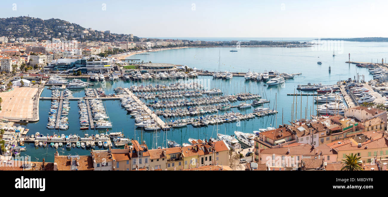Vue aérienne du Suquet- la vieille ville et le Vieux Port de Cannes ...