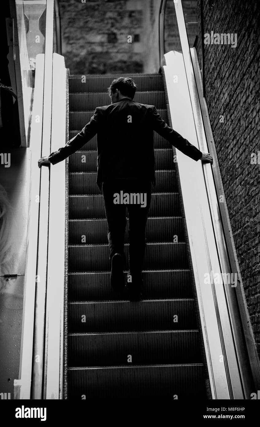 Man climbing stairs Banque de photographies et d’images à haute ...