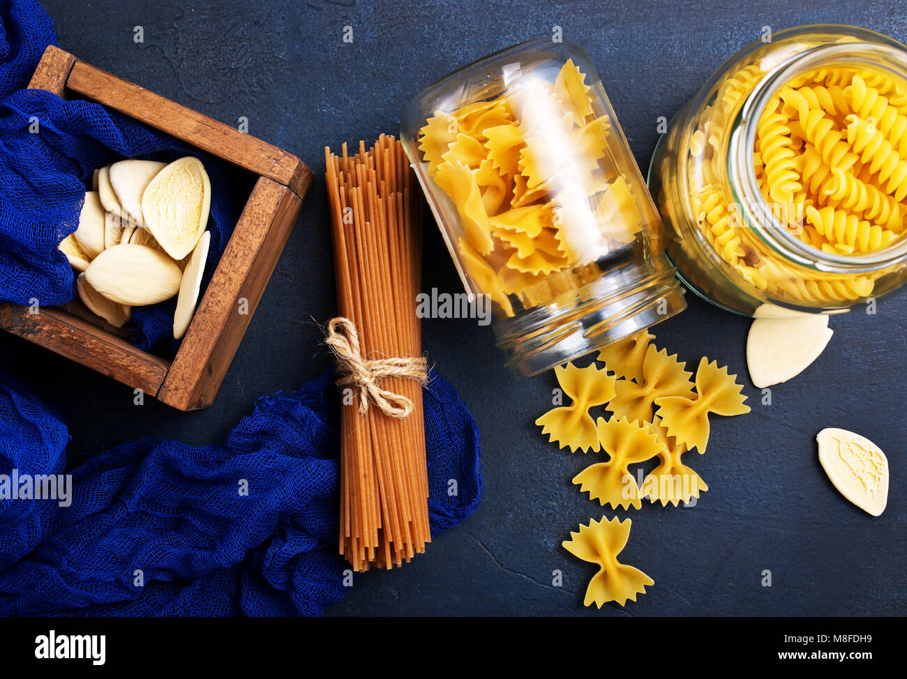 Différents types de pâtes, pâtes crues sur une table Photo Stock - Alamy