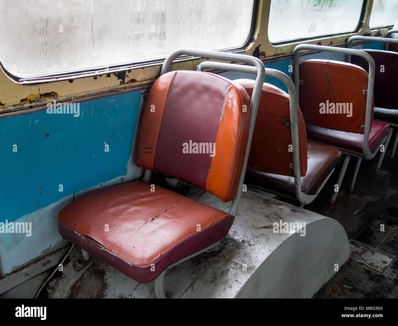 Siège passager en haillons dans la cabine de l'ancien support mobile ...