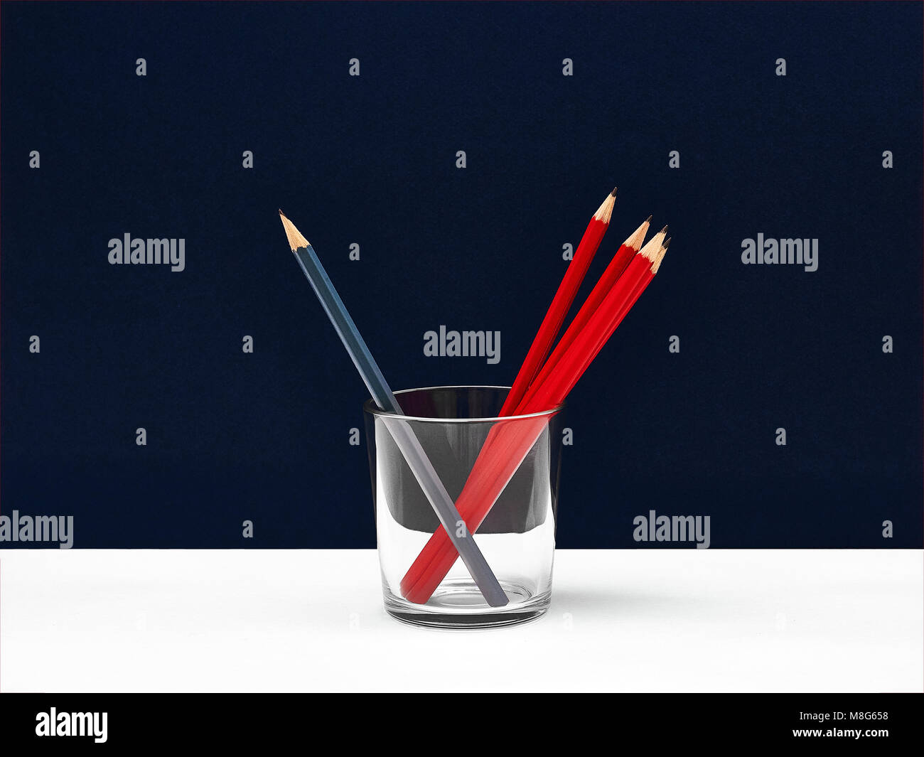 Crayons rouge maquette photo ensemble de crayons rouges identiques et ...