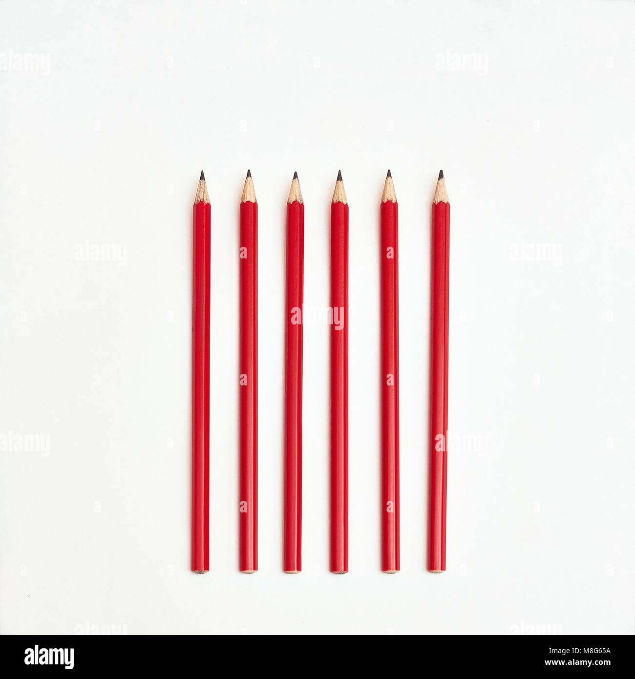 Crayons rouge maquette photo ensemble de crayons rouges identiques se ...