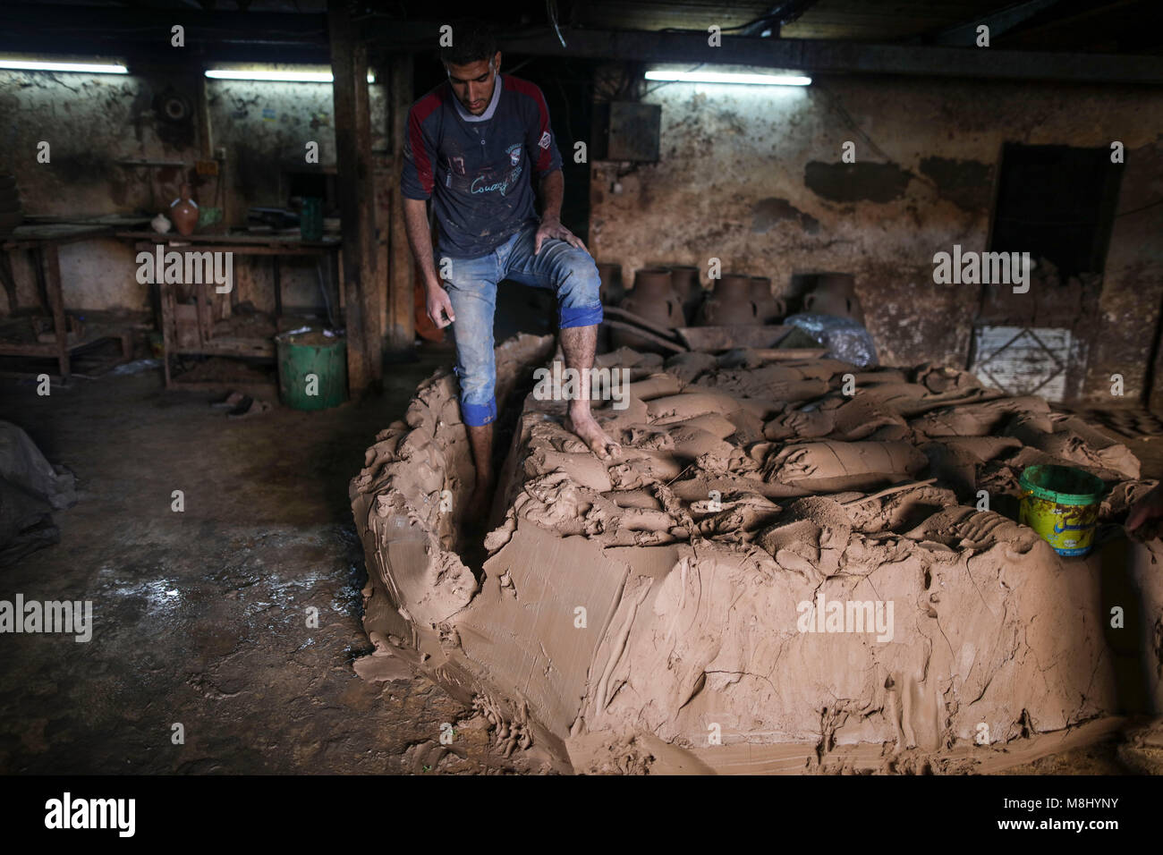 La ville de Gaza, Gaza. 17Th Mar, 2018. Un homme palestinien travaille ...