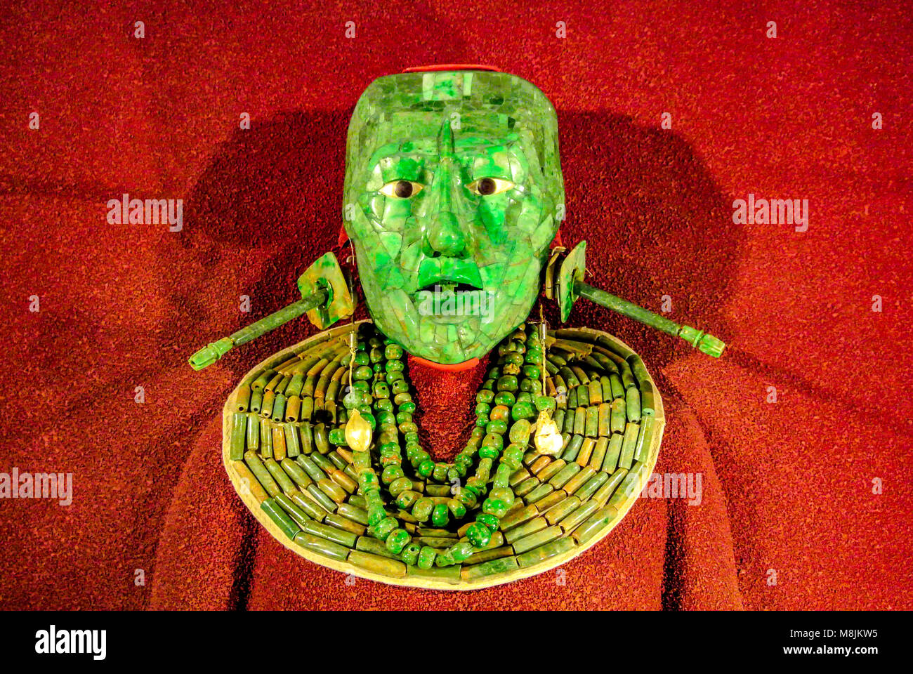 Mexico, CDMX, Mexique, masque funéraire de jade avec offrandes ...