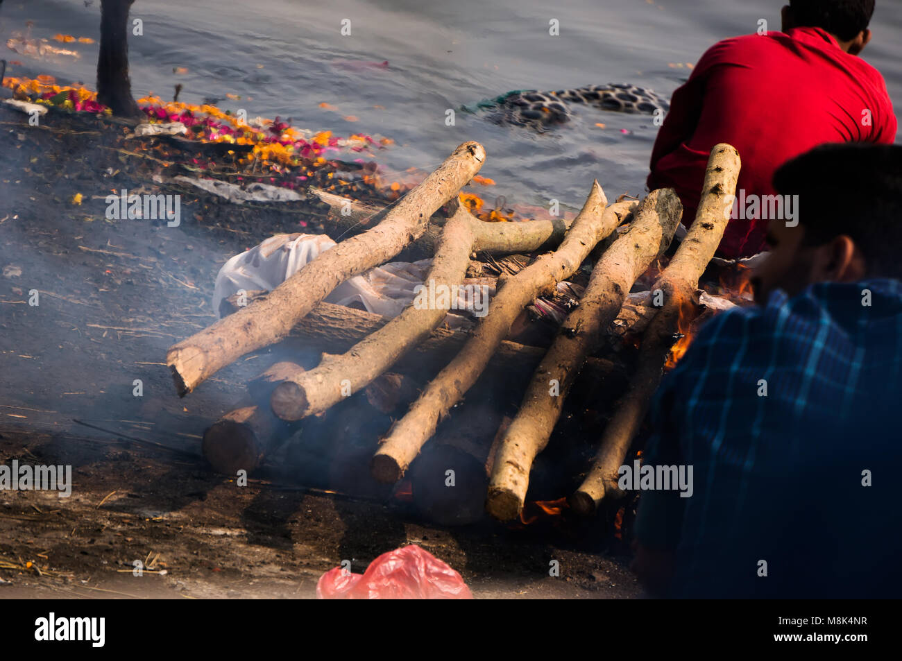 VARANASI, Inde. 28 février 2017 : corps mort brûlé dans le bûcher. L ...