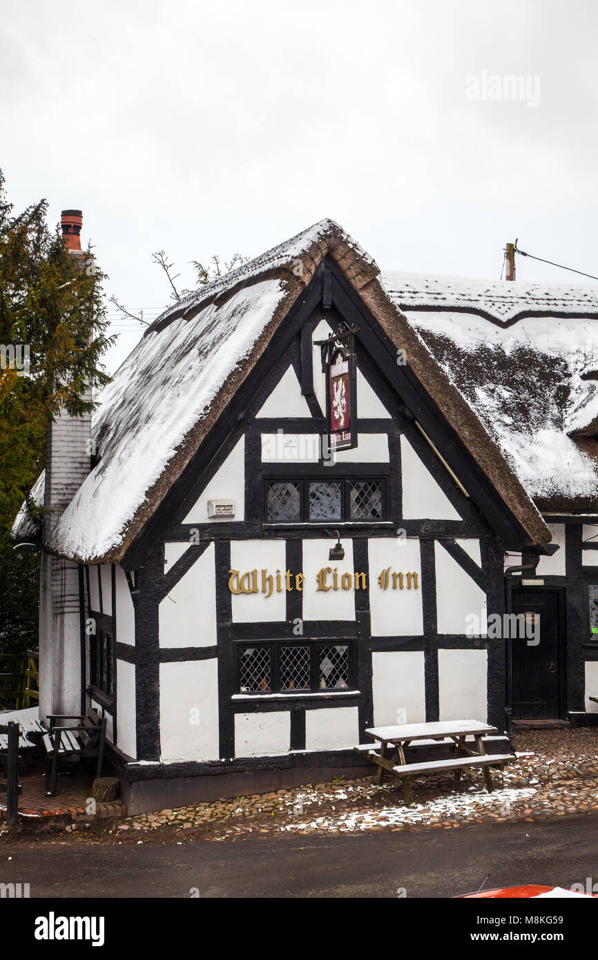 Noir et blanc La neige a couvert la moitié des maisons à colombages et ...