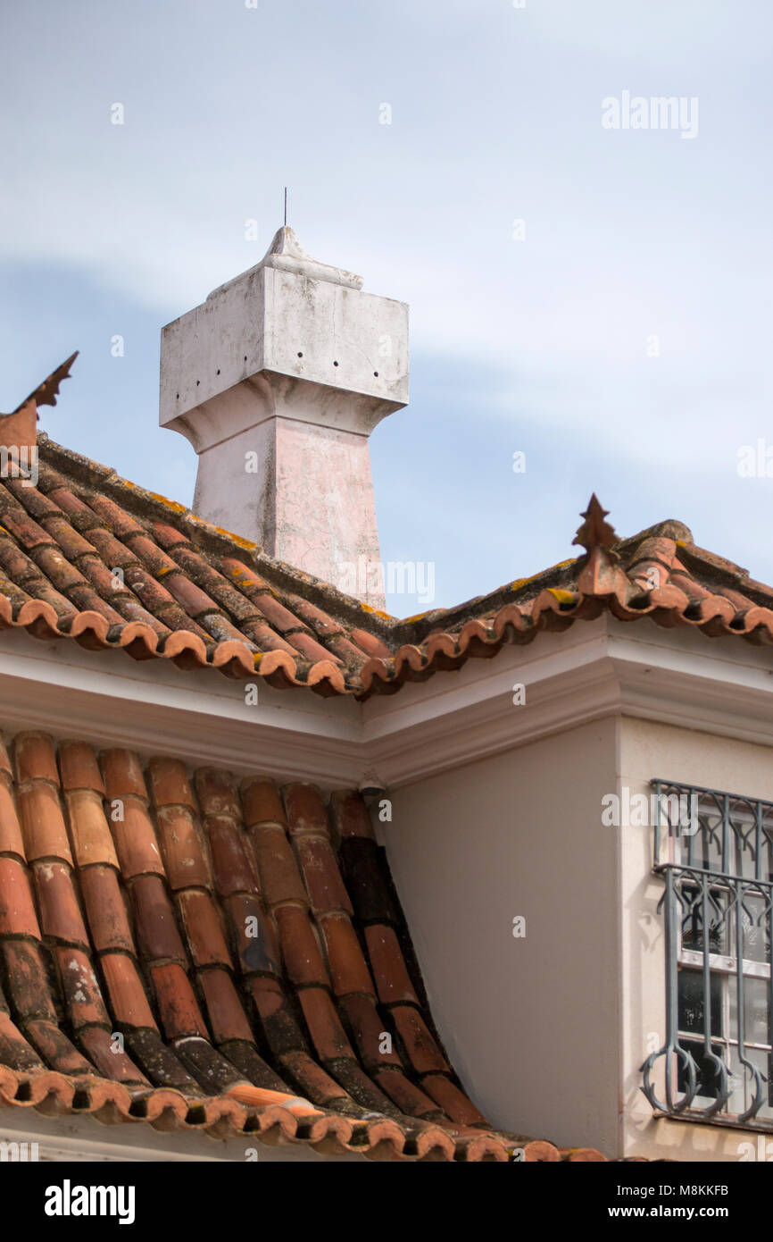 Vue d'un toit en tuiles rouges typiquement portugaise Photo Stock - Alamy