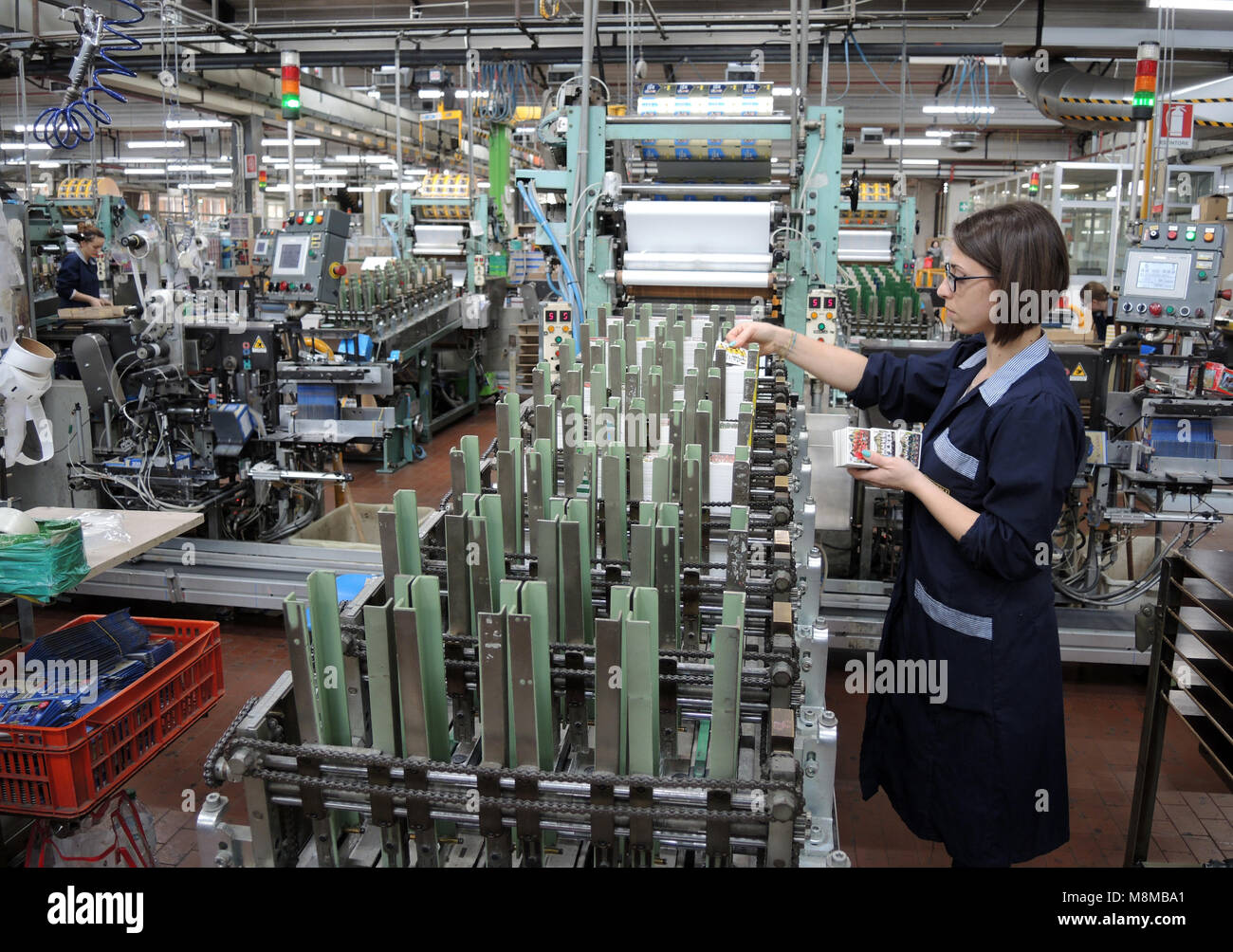 12 mars 2018, l'Italie, Modena : un employé utilise une Fifimatic ...