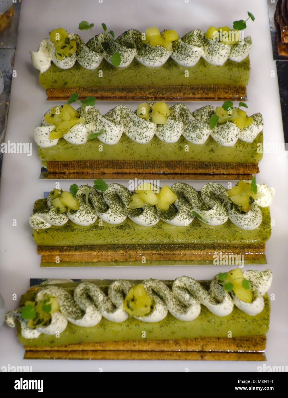 French cakes display french bakery Banque de photographies et d’images ...