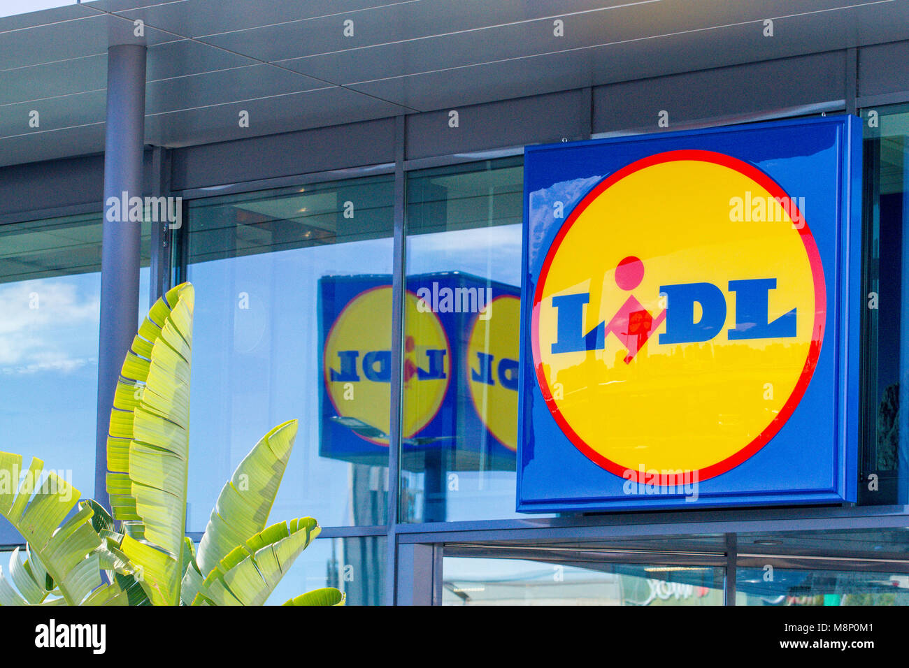 Lidl supermarché logo sur nouvelle façade magasin moderne en verre ...