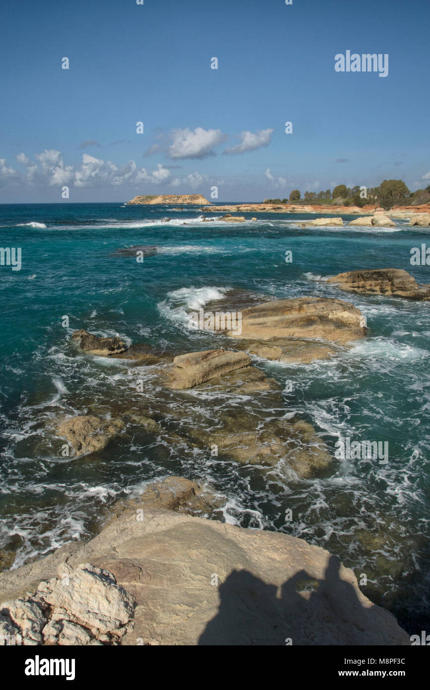 Maisons au bord de la mer chypre Banque de photographies et d’images à ...