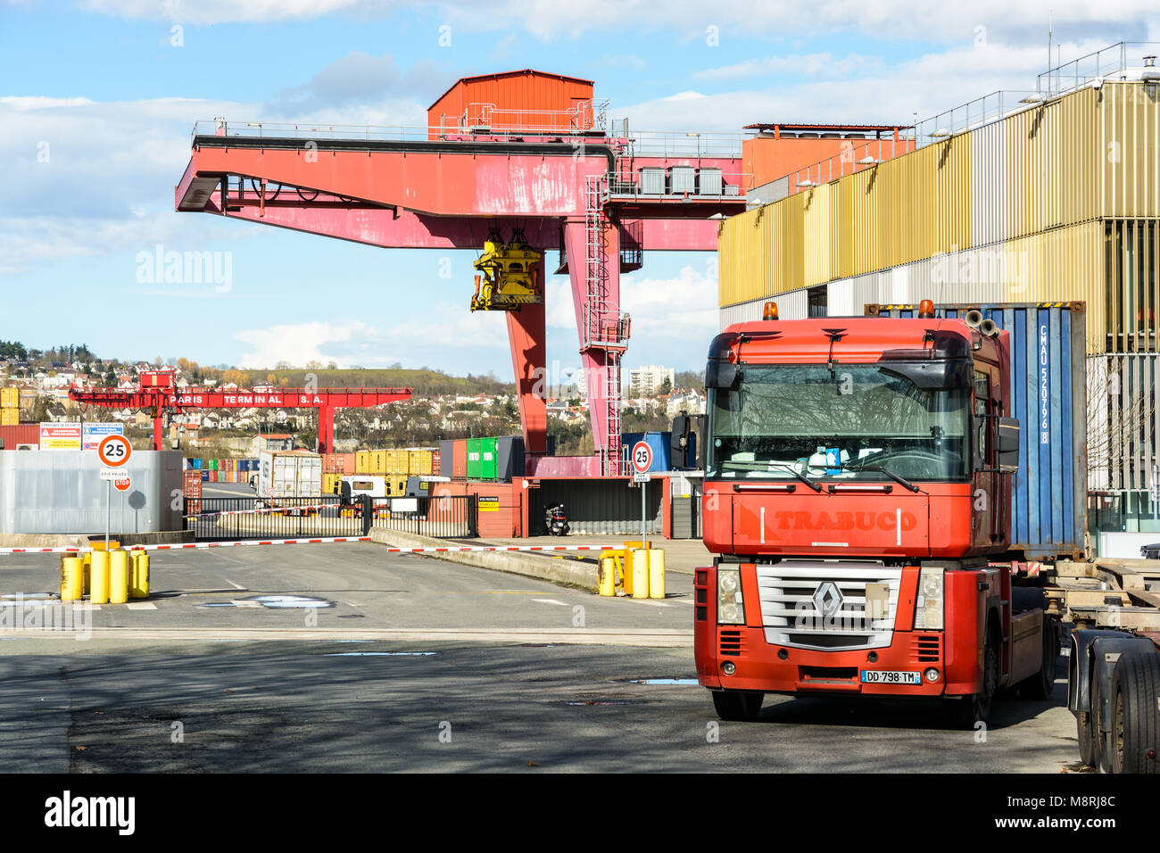Paris, France - 11 mars 2018 : un camion semi-remorque rouge garée près ...