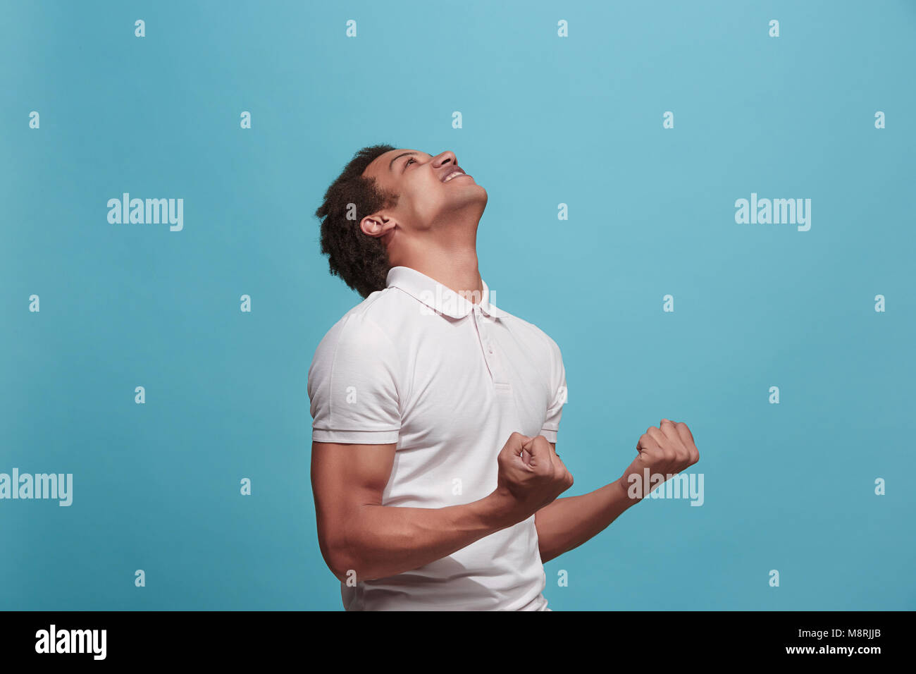 Large succès homme heureux célèbre extatique d'être un gagnant. Image ...