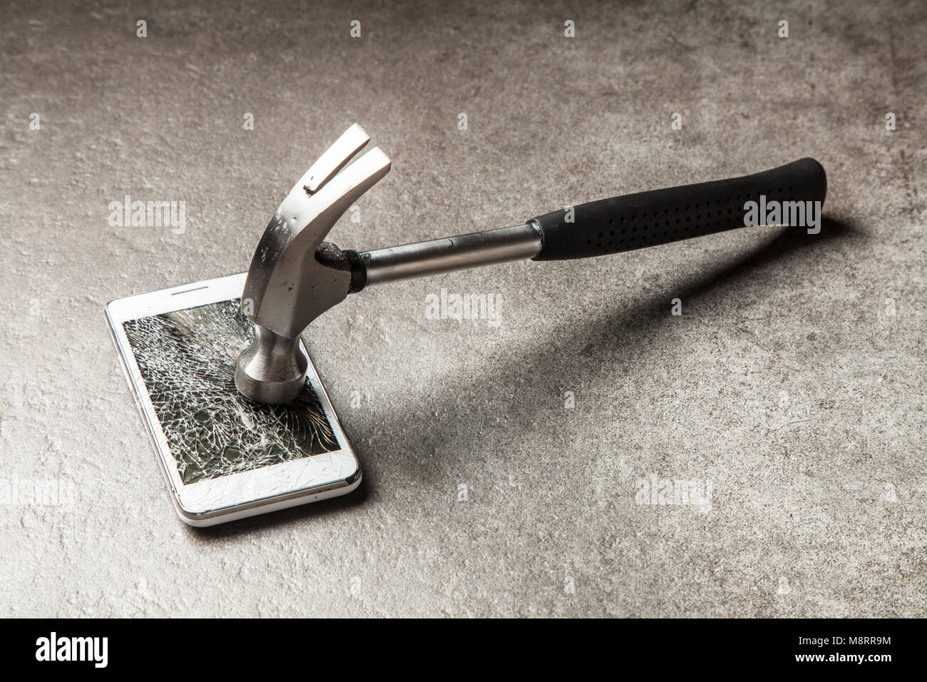 Téléphone cassé Banque de photographies et d’images à haute résolution ...