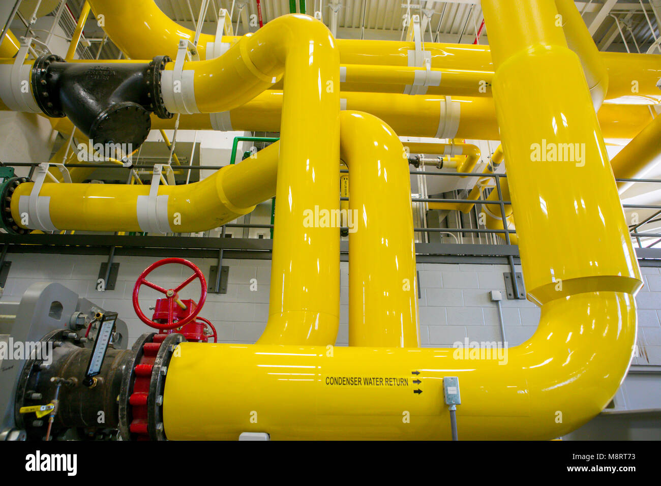 Tubes jaunes Banque de photographies et d’images à haute résolution - Alamy